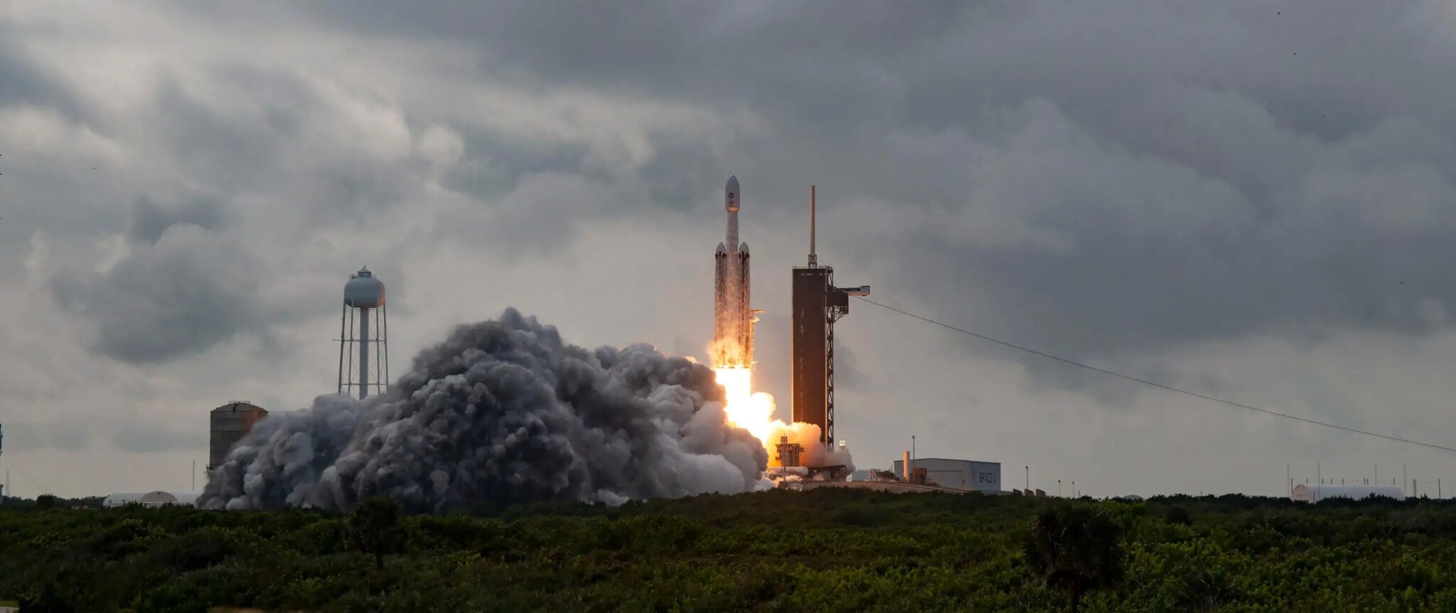 SpaceX Falcon Heavy Blast Off : le vaisseau spatial Psyche de la NASA ...