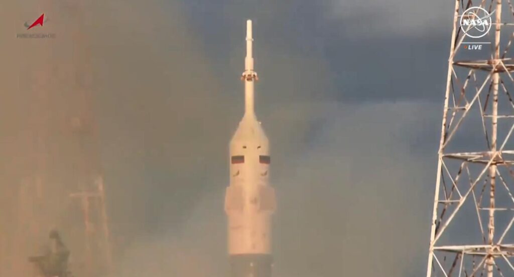 Le vaisseau spatial Soyouz se lance vers la Station spatiale avec un ...