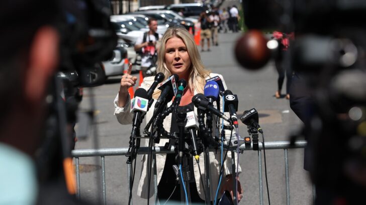 Karoline Leavitt décroche le poste d'attachée de presse de la Maison ...