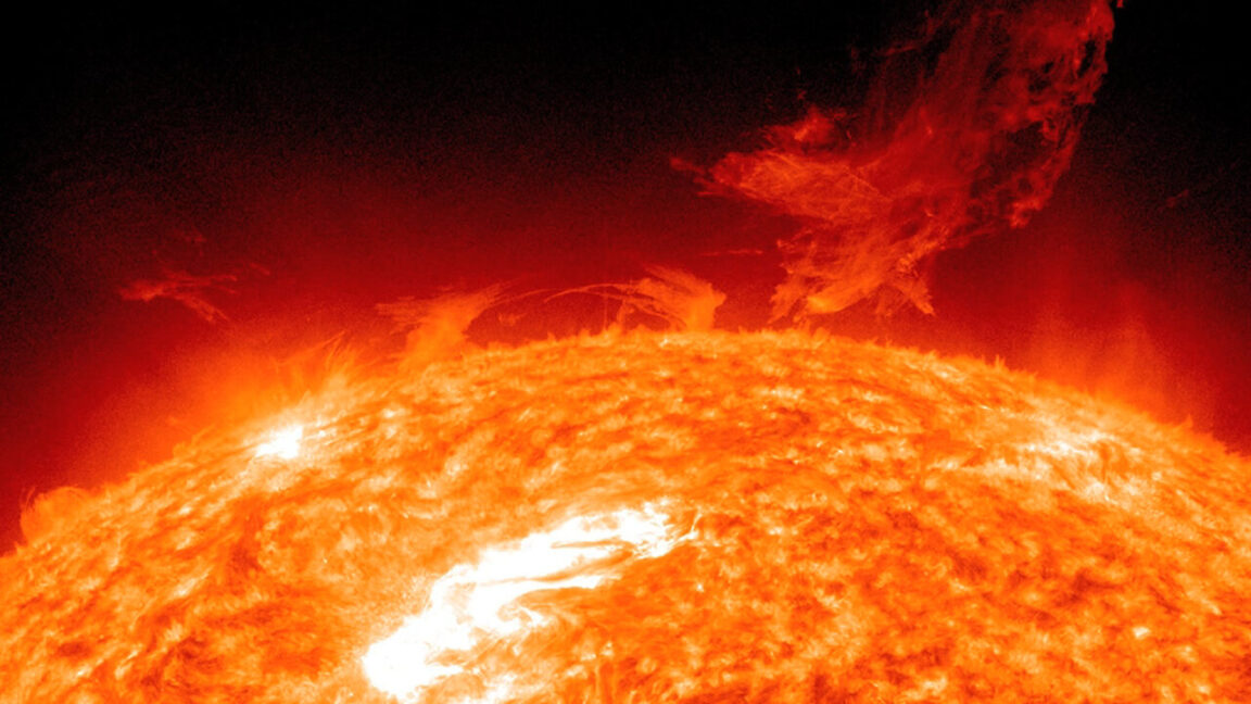 Les éjections plasmatiques en collision du soleil génèrent d'énormes ...