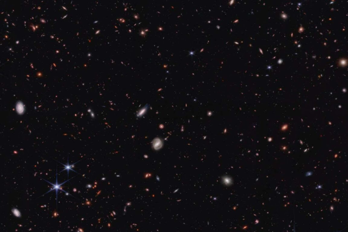 Les petits points rouges vus par JWST pourraient être une sorte de trou ...