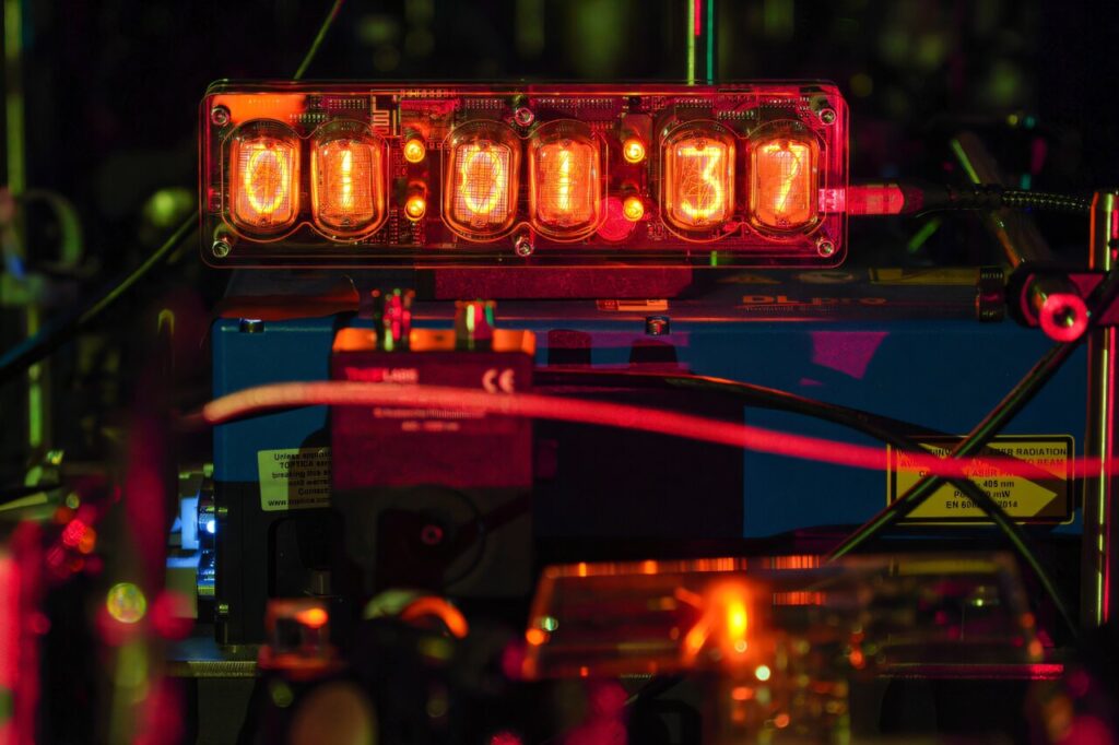 Les physiciens améliorent la précision des horloges atomiques en ...